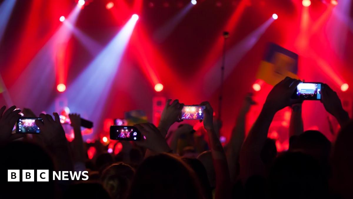 Russians criticise music concert cancelling advice - BBC News