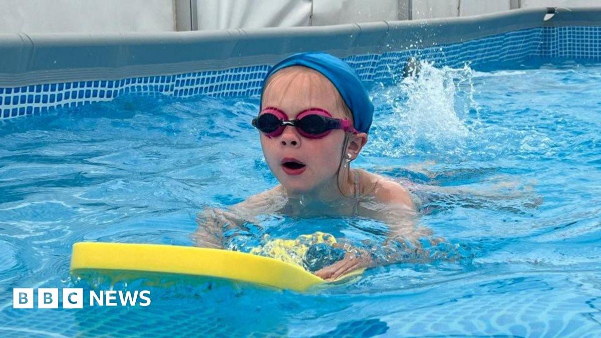 Primary school near Matlock sets up pop-up pool in playground - BBC News