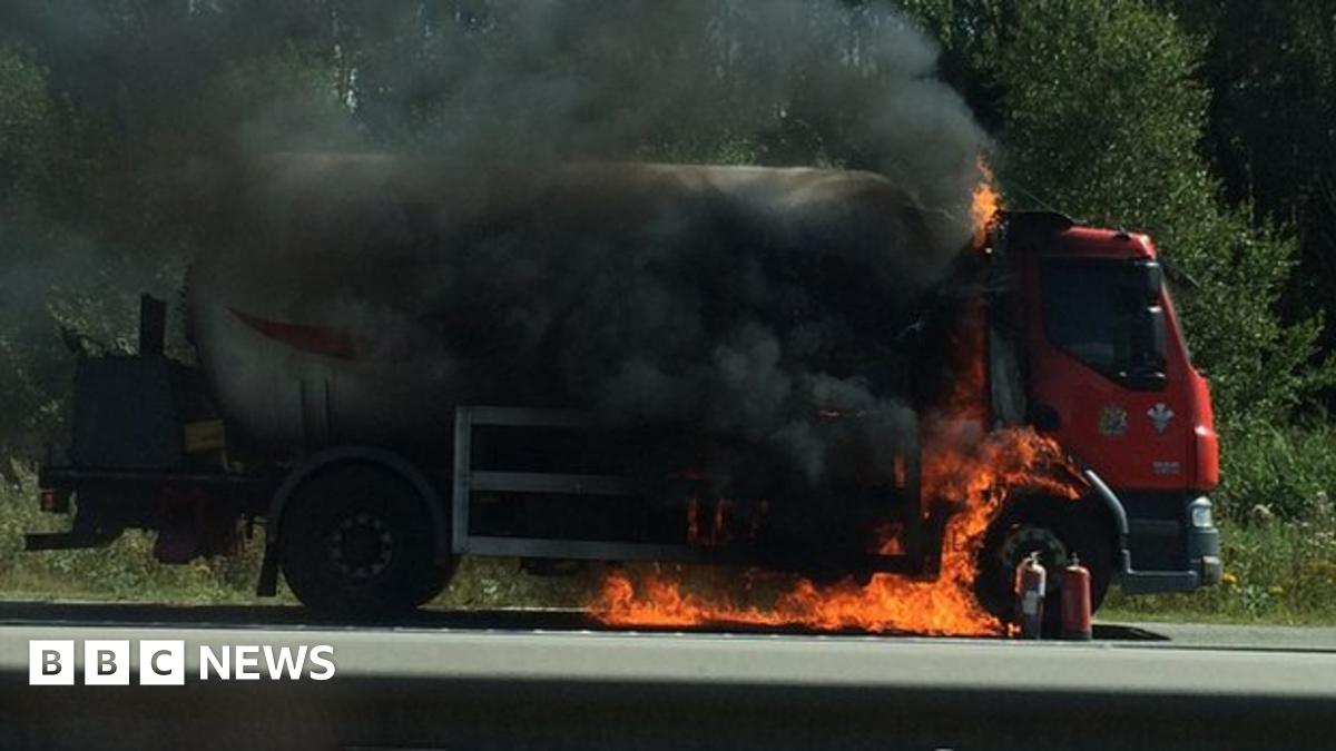 Propane tanker fire shuts M56 motorway near Chester - BBC News