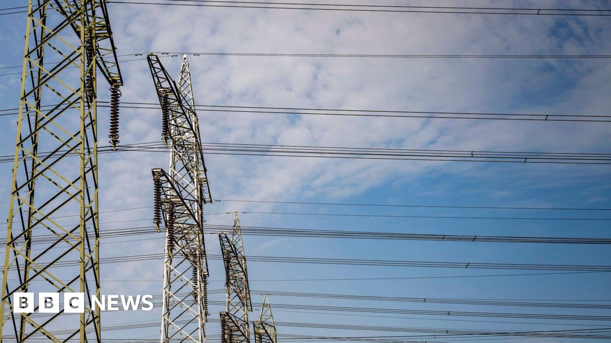 SSE power cut hits hundreds of homes across Oxfordshire - BBC News