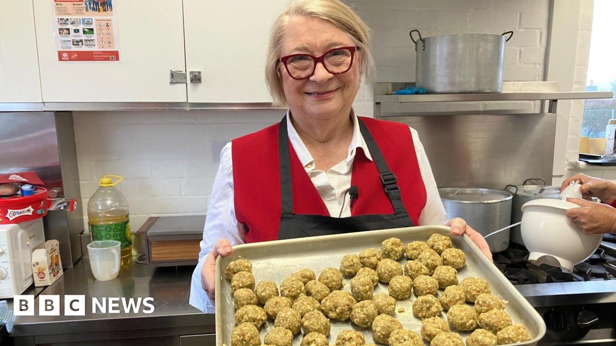 Chef Rosemary Shrager cooks for Christmas in Pevensey Bay - BBC News