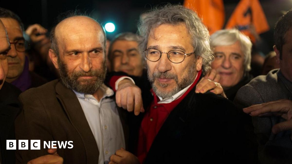 Turkey journalists freed from prison after court ruling - BBC News