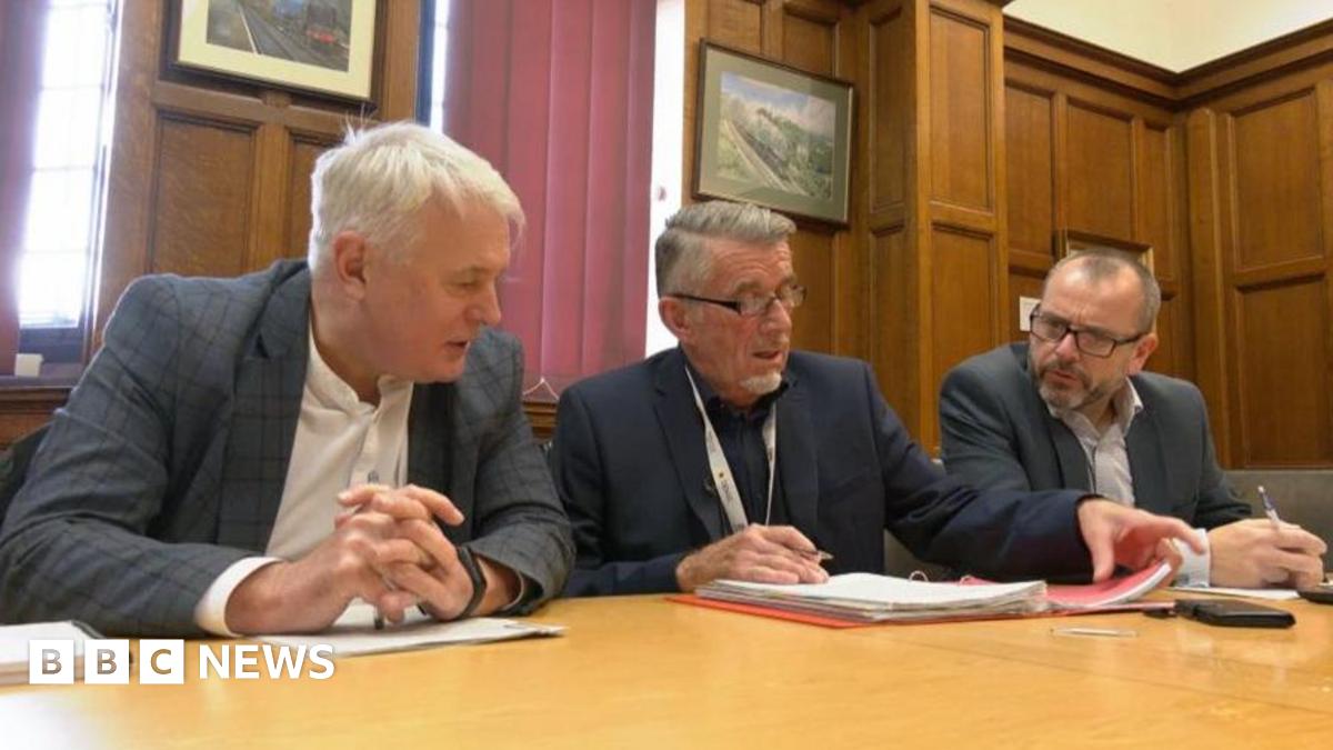 New £130k roles created as Coventry City Council makes cuts - BBC News