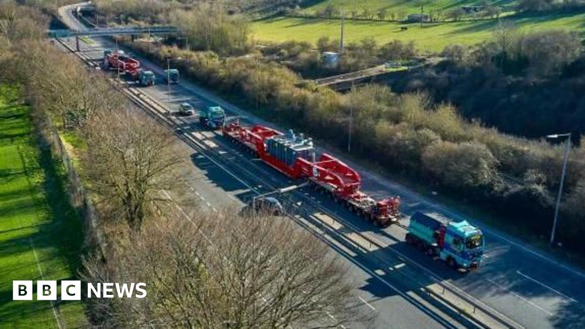 Abnormal load under escort to close North Yorkshire roads - BBC News