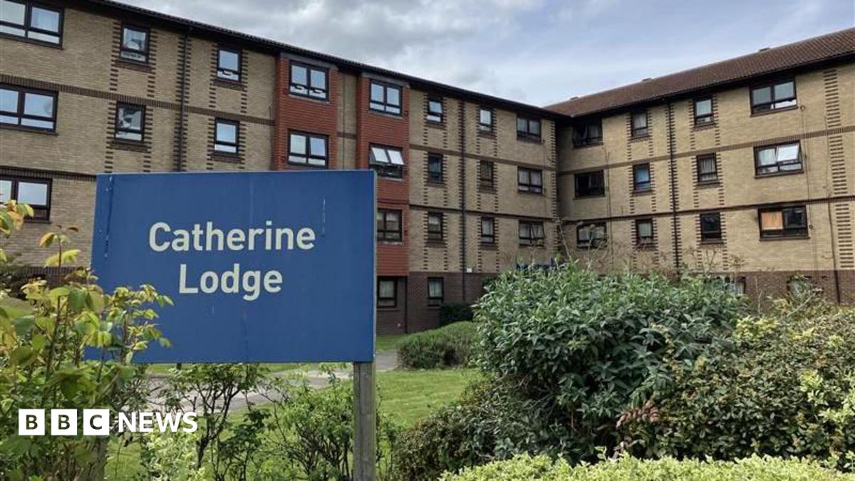 Fatal flat fire in Southend was accidental, says fire service - BBC News