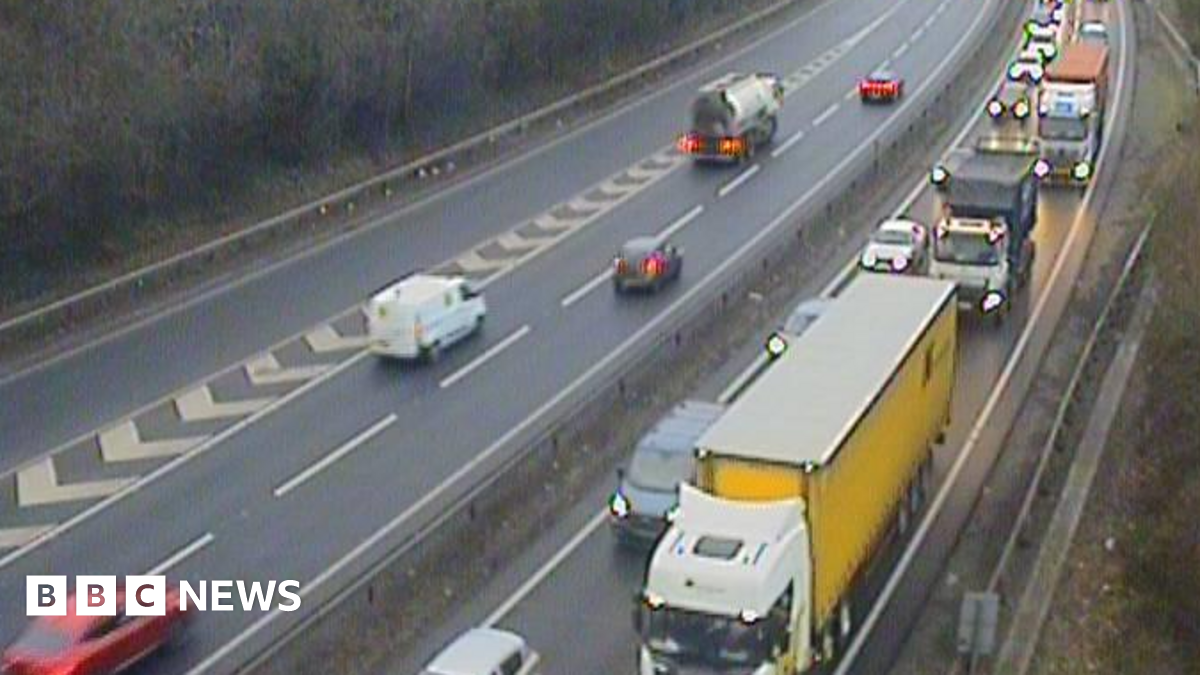 A14 traffic delays near Ipswich after multi-vehicle crash - BBC News