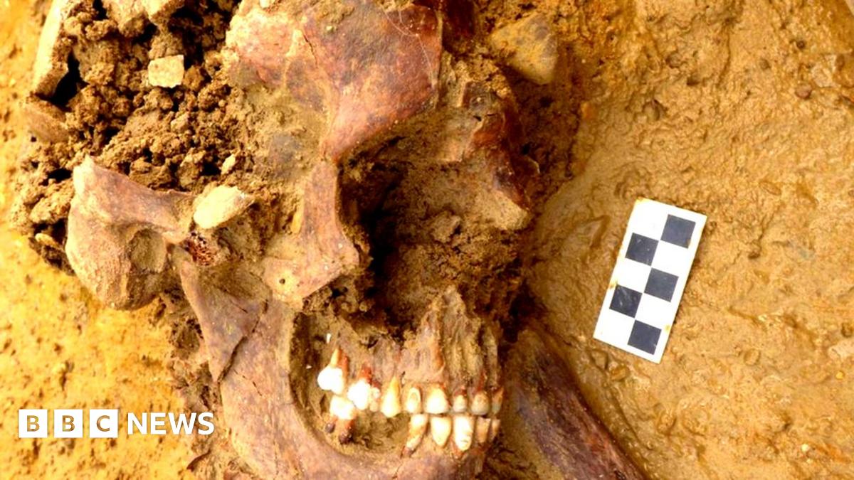 DNA sleuths solve mystery of the 2,000-year old corpse - BBC News