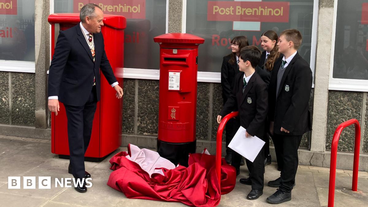 First postbox in Wales with King's cypher unveiled in Welshpool - BBC News