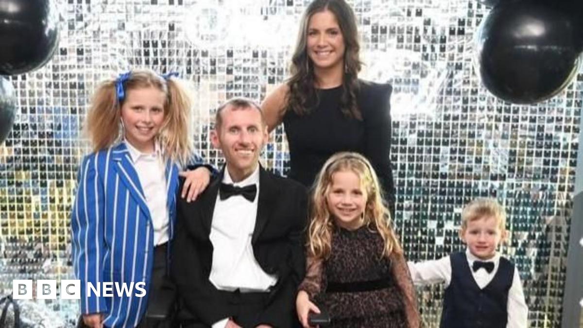 Rob Burrow: Rugby star recorded family messages before he died - BBC News