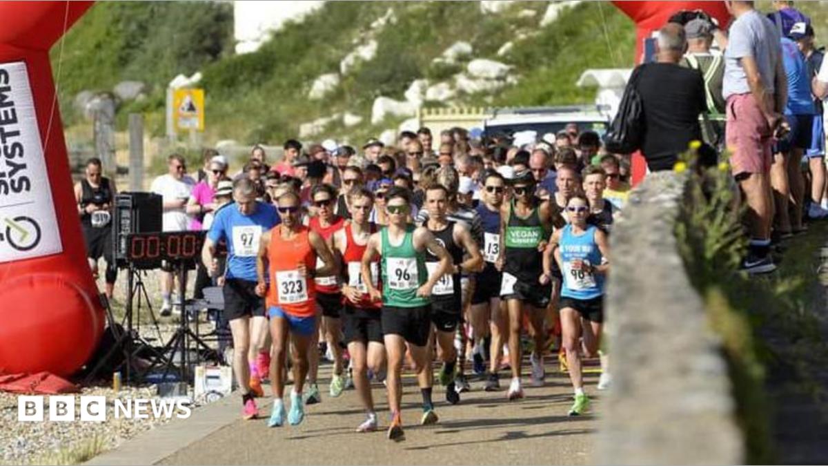 Eastbourne Half Marathon holds 20th annual race - BBC News