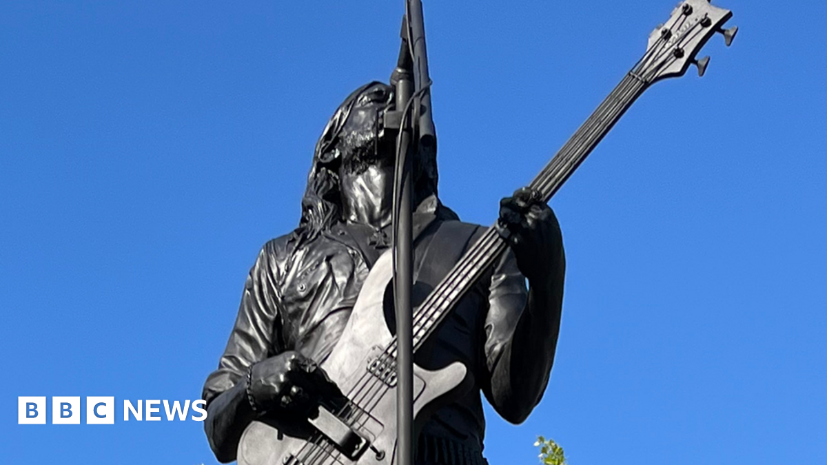 Statue of Motörhead singer Lemmy Kilmister unveiled in Burslem - BBC News