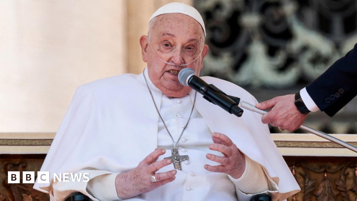 Pope Francis greets crowds at St Peter's Square - BBC News