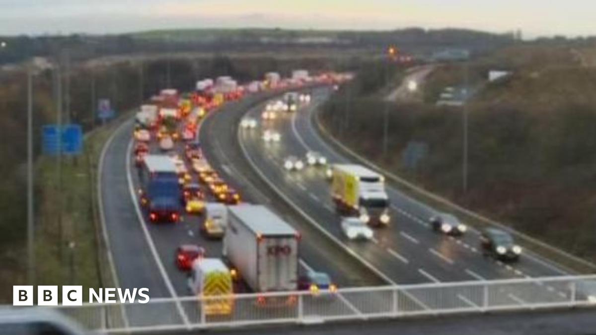 Five-vehicle crash on M62 motorway causes morning queues - BBC News