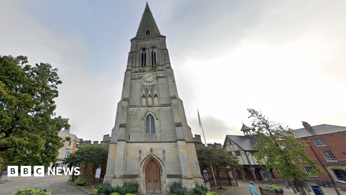 Market Harborough church clock chimes again after restoration - BBC News
