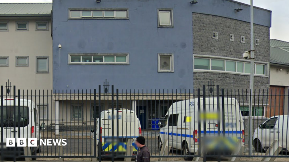 Portlaoise: Prisoners hospitalised after suspected overdose - BBC News