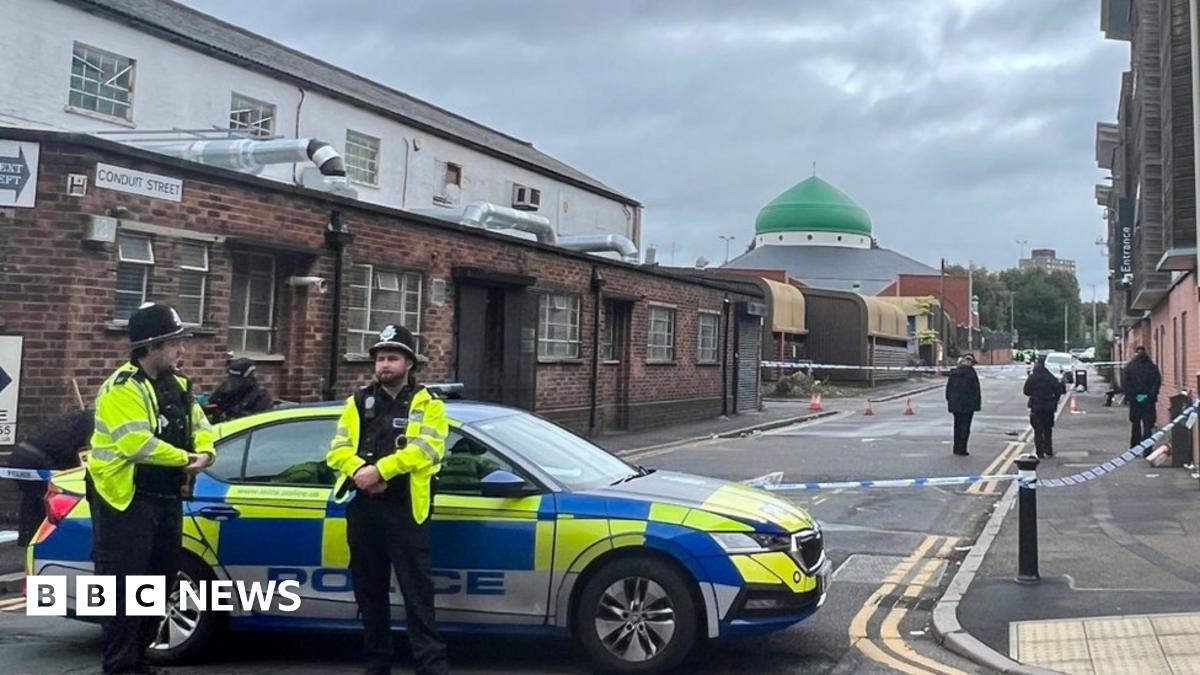 Leicester murder probe after man dies from stabbing - BBC News