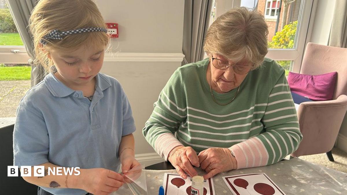 Stevenage school's 'grandfriends' learning scheme wins award - BBC News