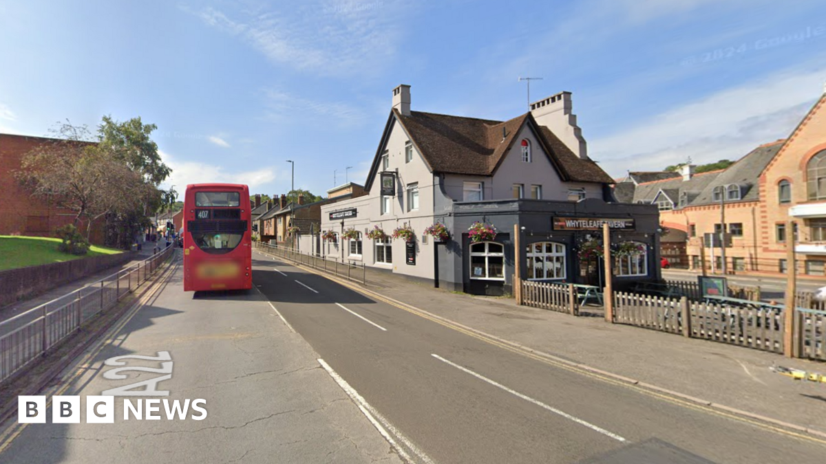 Surrey: Whyteleafe man arrested following stabbing outside pub - BBC News