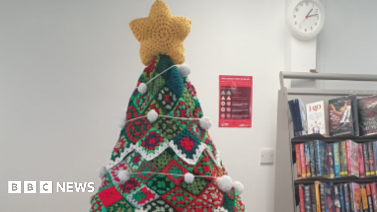 Hailsham: Crocheted Christmas tree helps homelessness charity - BBC News