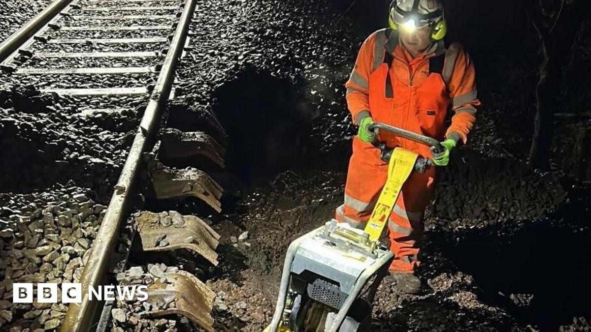 Storm-damaged Devon and Cornwall rail lines remain closed - BBC News
