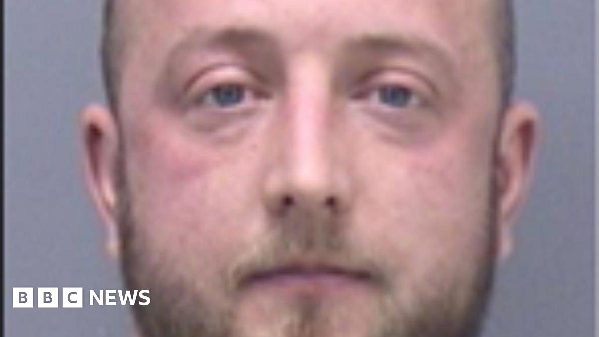 HMP Guys Marsh: Prison officer jailed for smuggling contraband - BBC News