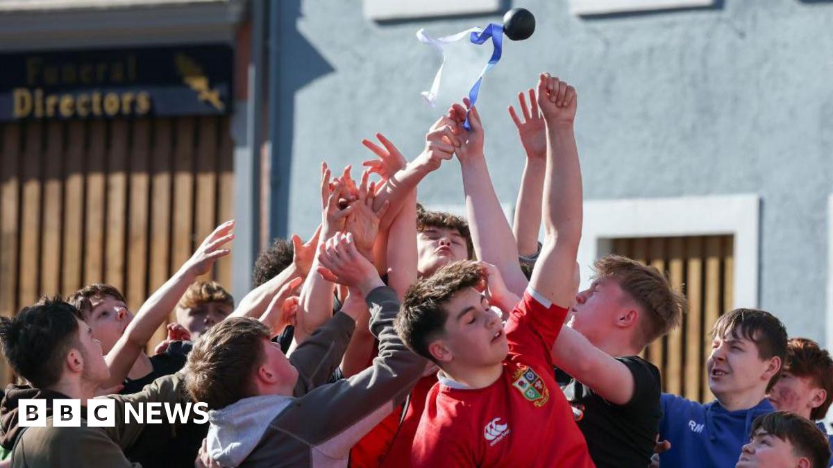 Uppies battle Doonies in Jeburgh's historic ba' game - BBC News