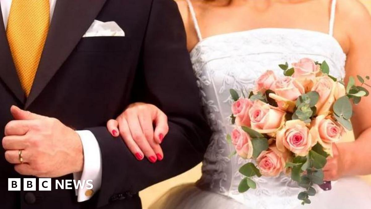 UKbride wedding directory suing own customers - BBC News