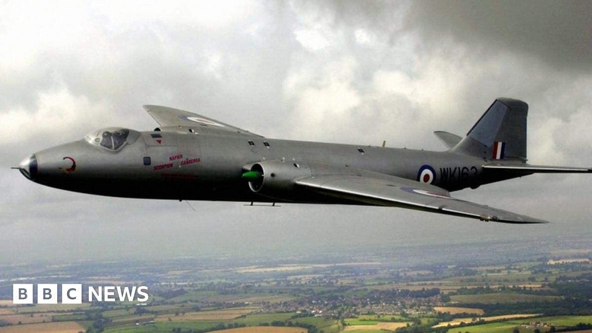 Record-breaking 'celebrity' jet bomber to be restored - BBC News