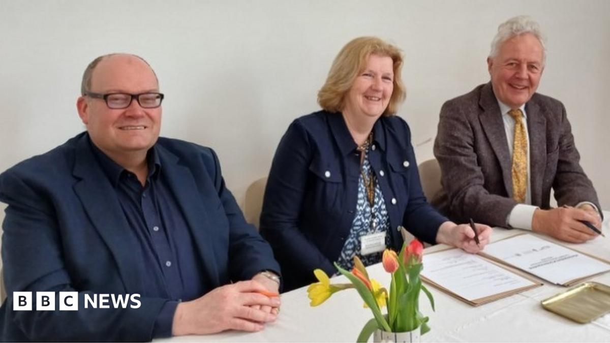 Cornwall Council signs agreement supporting the creative sector - BBC News