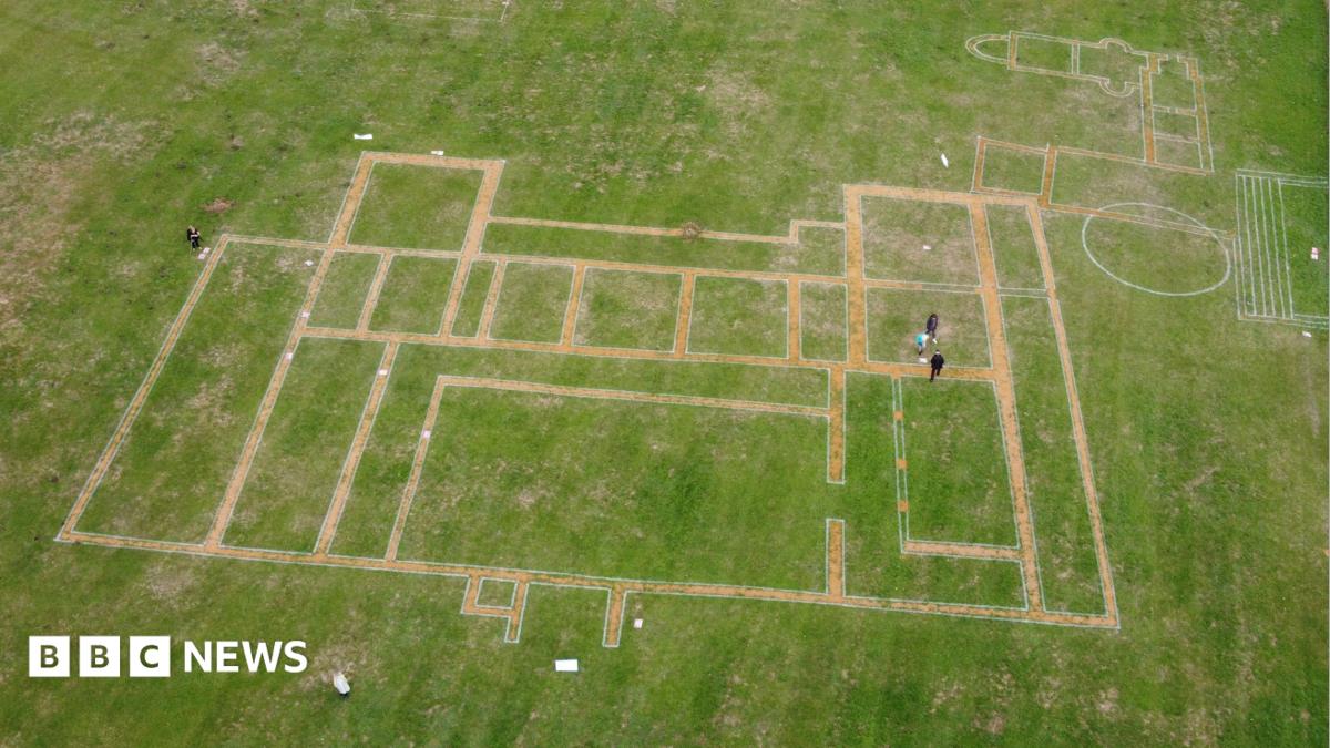 Roman villa with swimming pool marked out in Hemel Hempstead - BBC News