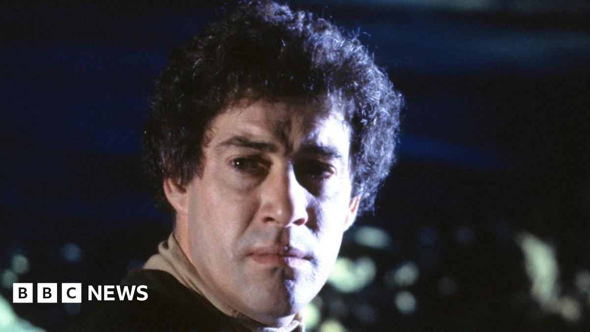 Gareth Thomas, Blake's 7 actor, dies aged 71 - BBC News