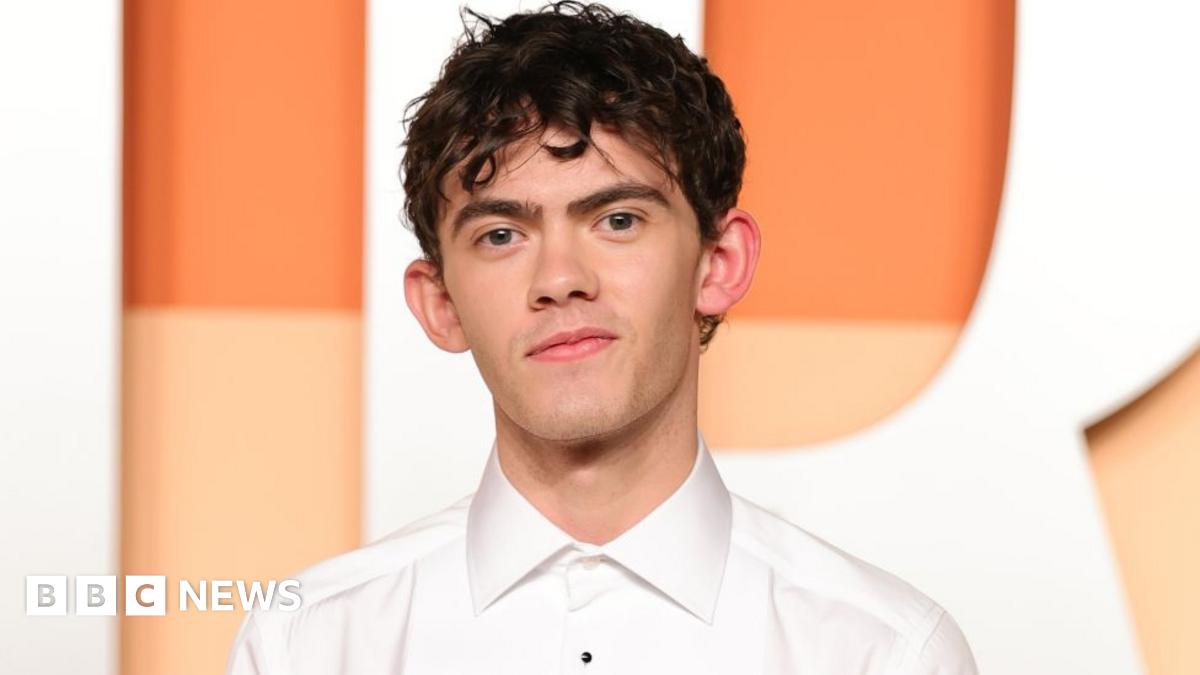 Joe Locke: Heartstopper star to make West End debut in Clarkston - BBC News