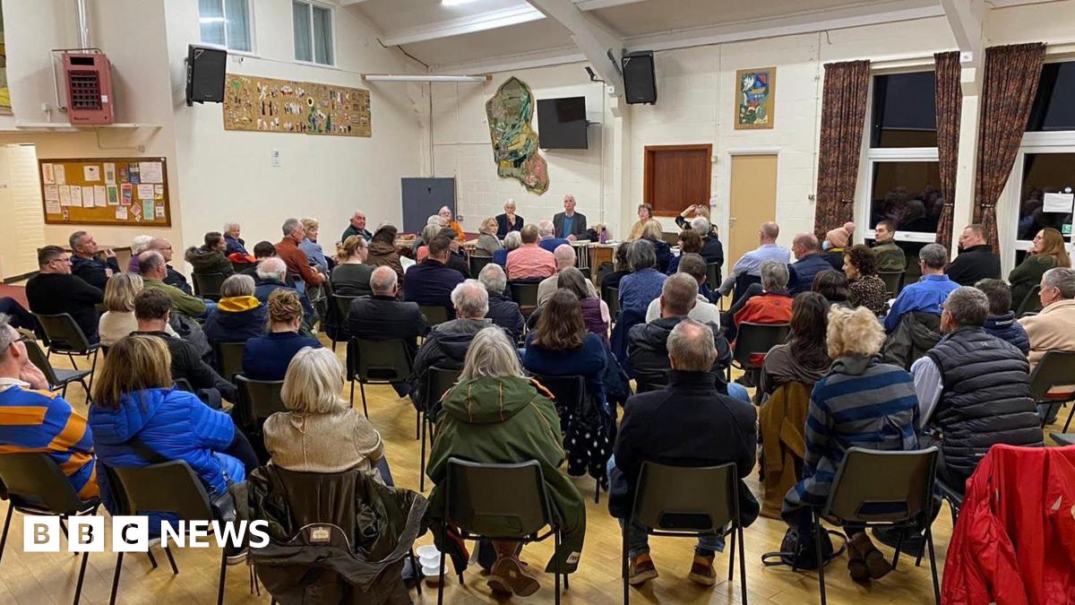 Kent: Villagers oppose 'rural settlement' on university land - BBC News