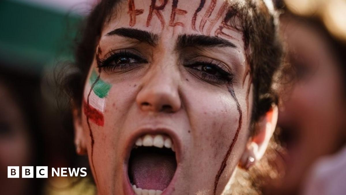 Iran protests: Huge rally in Berlin in support - BBC News
