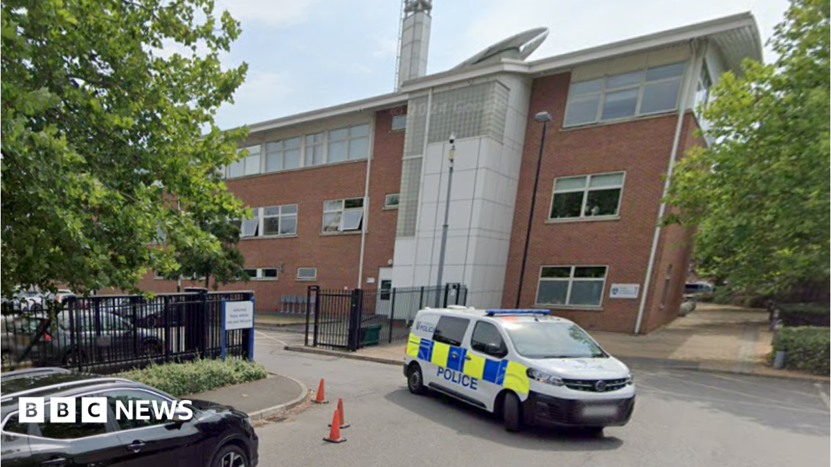 Abingdon: PC accused of relationship with alleged crime victim - BBC News