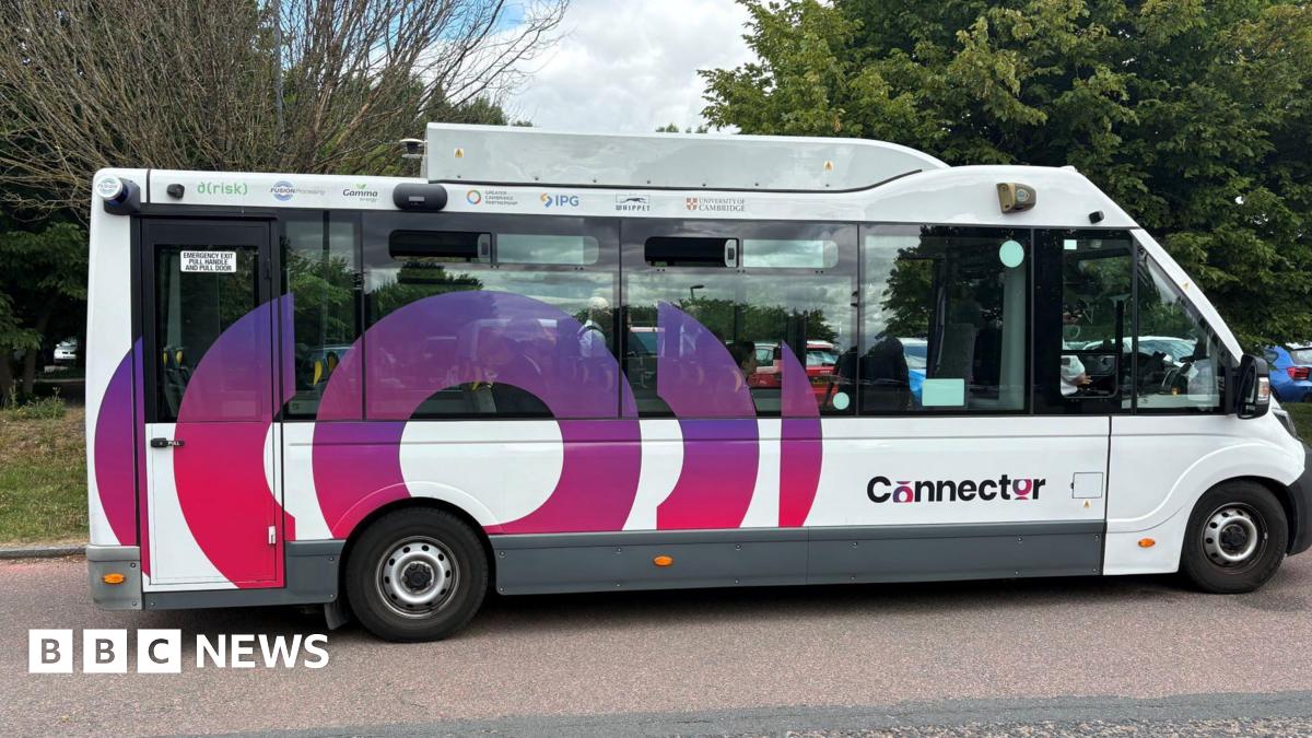 Free driverless bus trial starts in Cambridge - BBC News