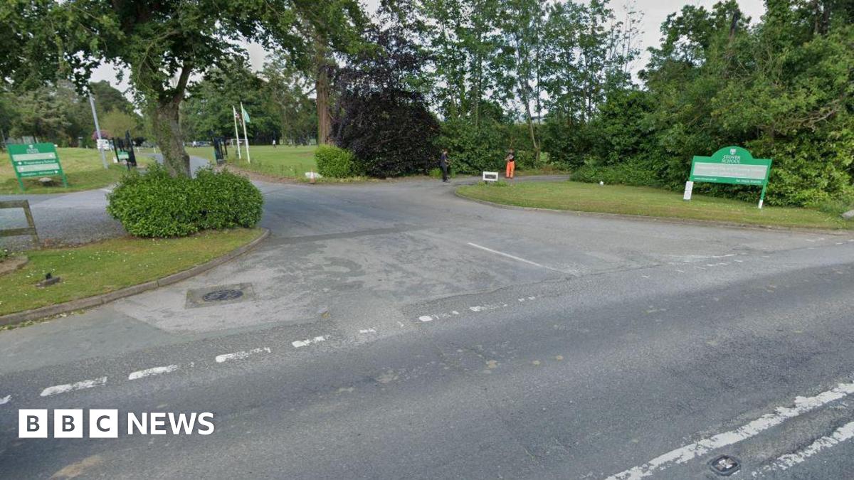 Teigngrace: Two seriously injured in crash outside Devon school - BBC News