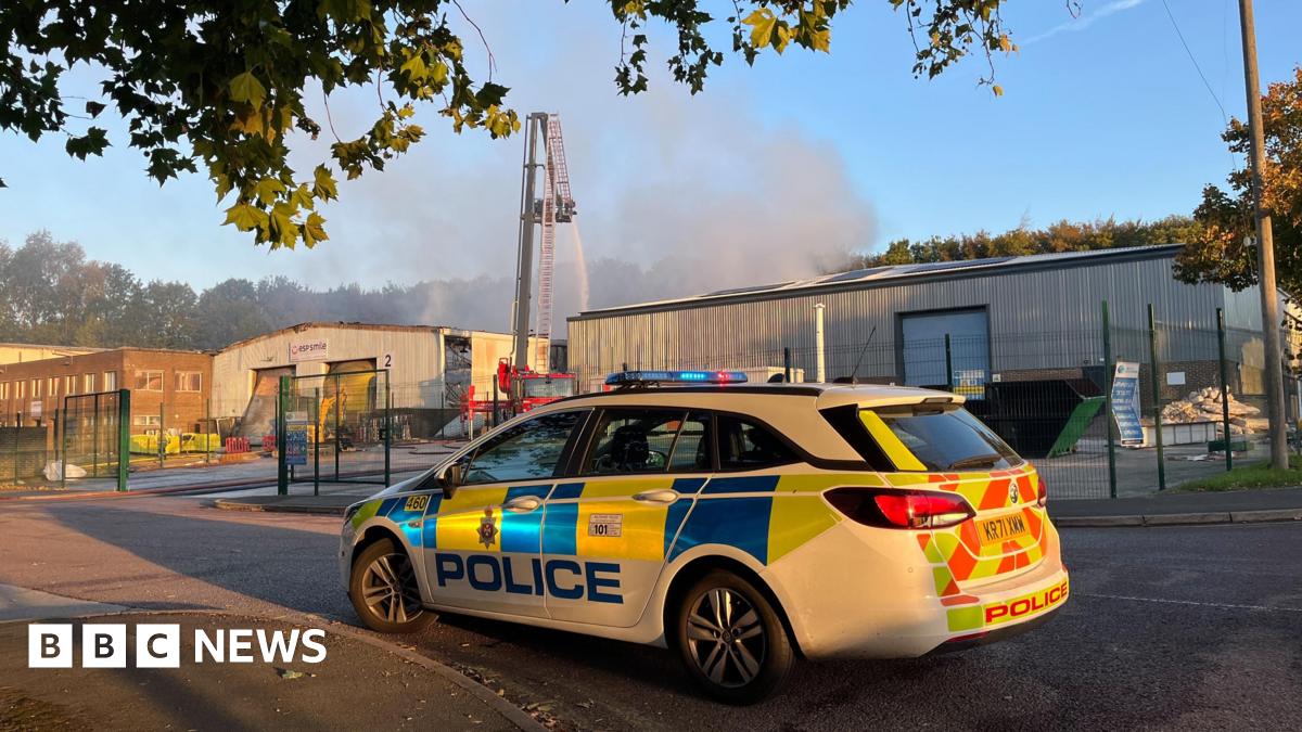 Swindon explosion: Crews remain at Groundwell Industrial Estate - BBC News
