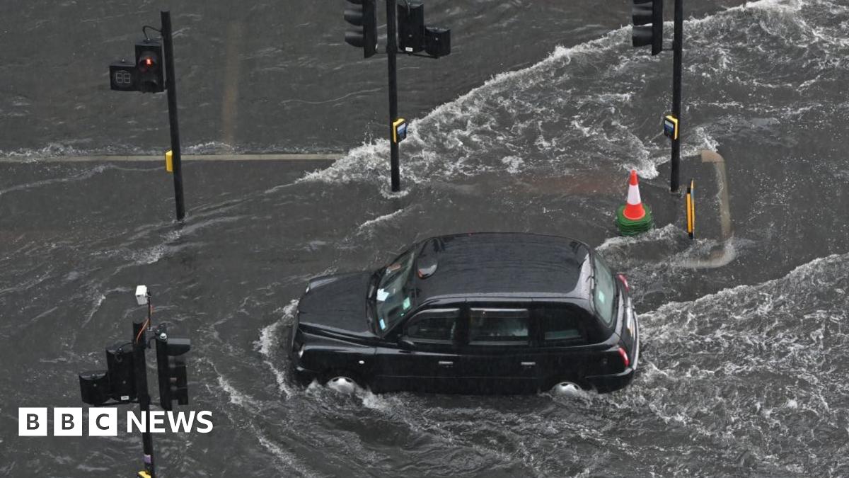 London flooding: Should the capital become a 'sponge city'? - BBC News