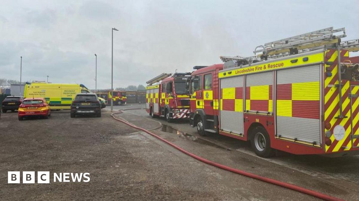 Crews tackle large fire at Saxilby Enterprise Park - BBC News