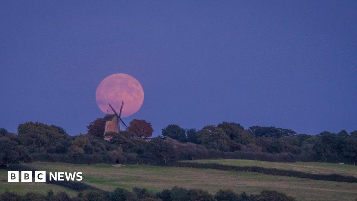 In pictures: Supermoon eclipse photographed over south of England - BBC ...