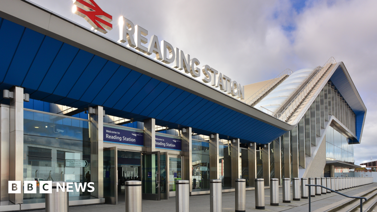 In pictures: 185 years of Reading train station - BBC News