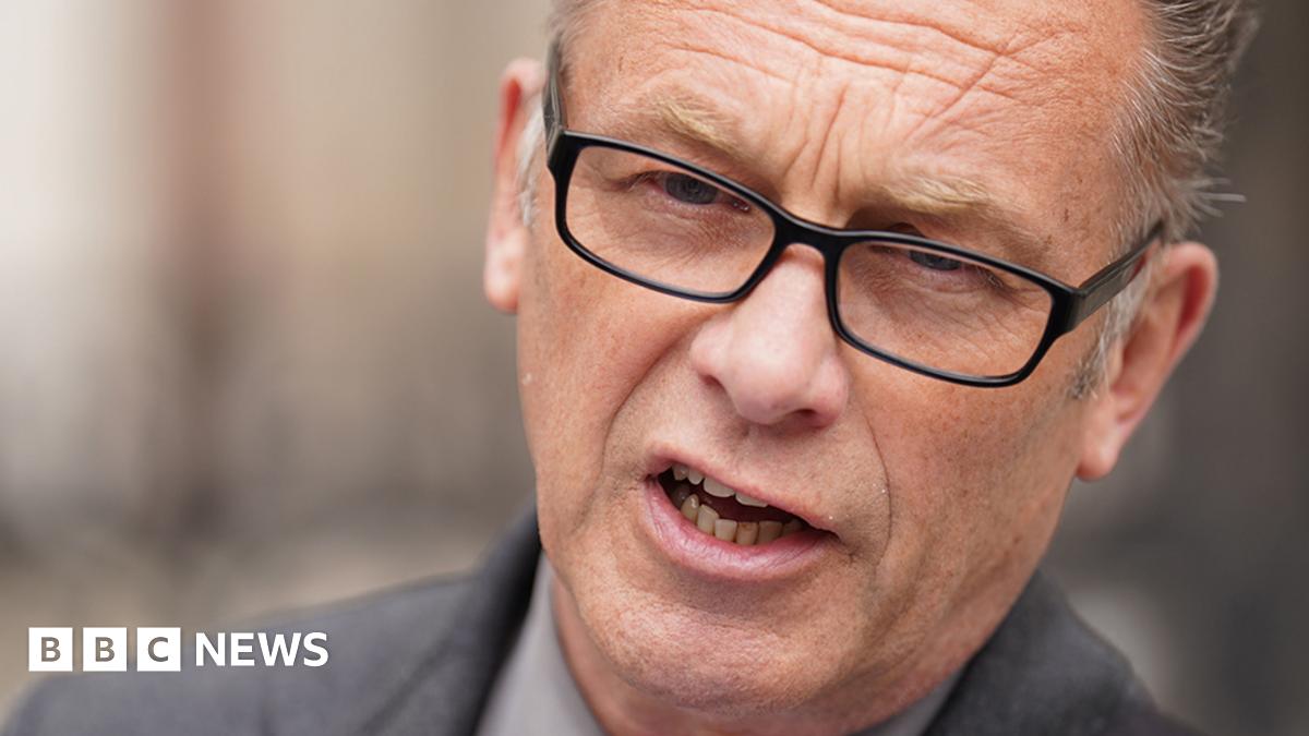 Chris Packham wins libel claim against website - BBC News