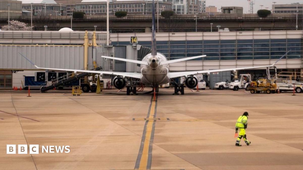 Officials investigate latest close call at US airport - BBC News