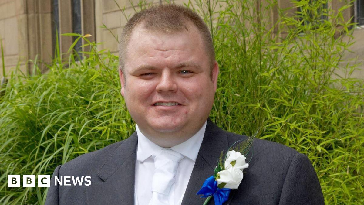 PC Neil Doyle's widow 'moved' by new honour for late husband - BBC News