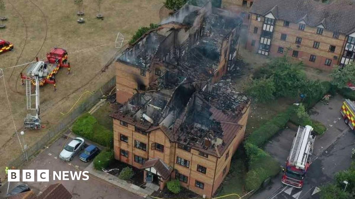 Bedford gas explosion: Neighbours unable to return home - BBC News