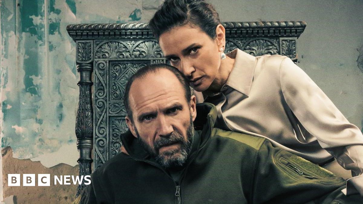 Ralph Fiennes to play Macbeth in converted warehouses - BBC News