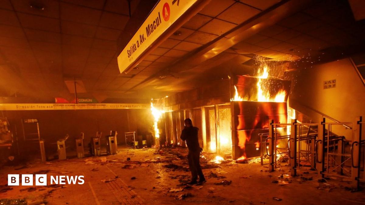 Chile protests: Unrest in Santiago over metro fare increase - BBC News