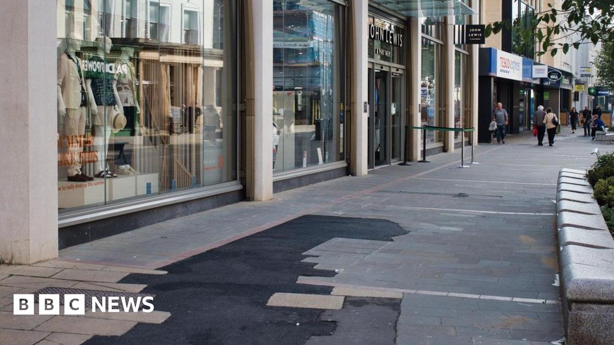 Cheltenham ‘tarmac cow pat’ sparks maintenance row - BBC News