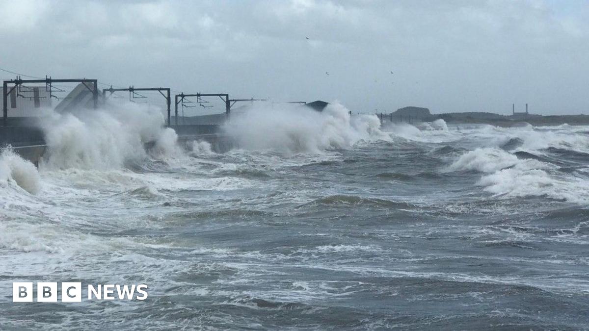 Storm Ashley: Amber warning as 'weather bomb' hits Scotland - BBC News